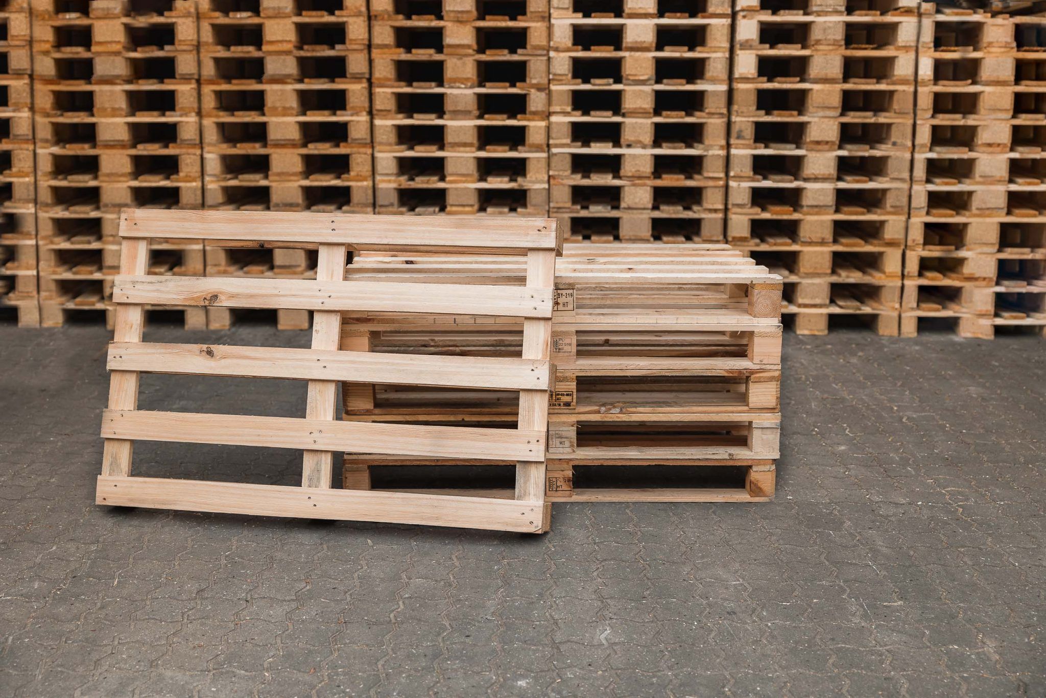 Vi køber og sælger paller til gode priser - Pallekoncept