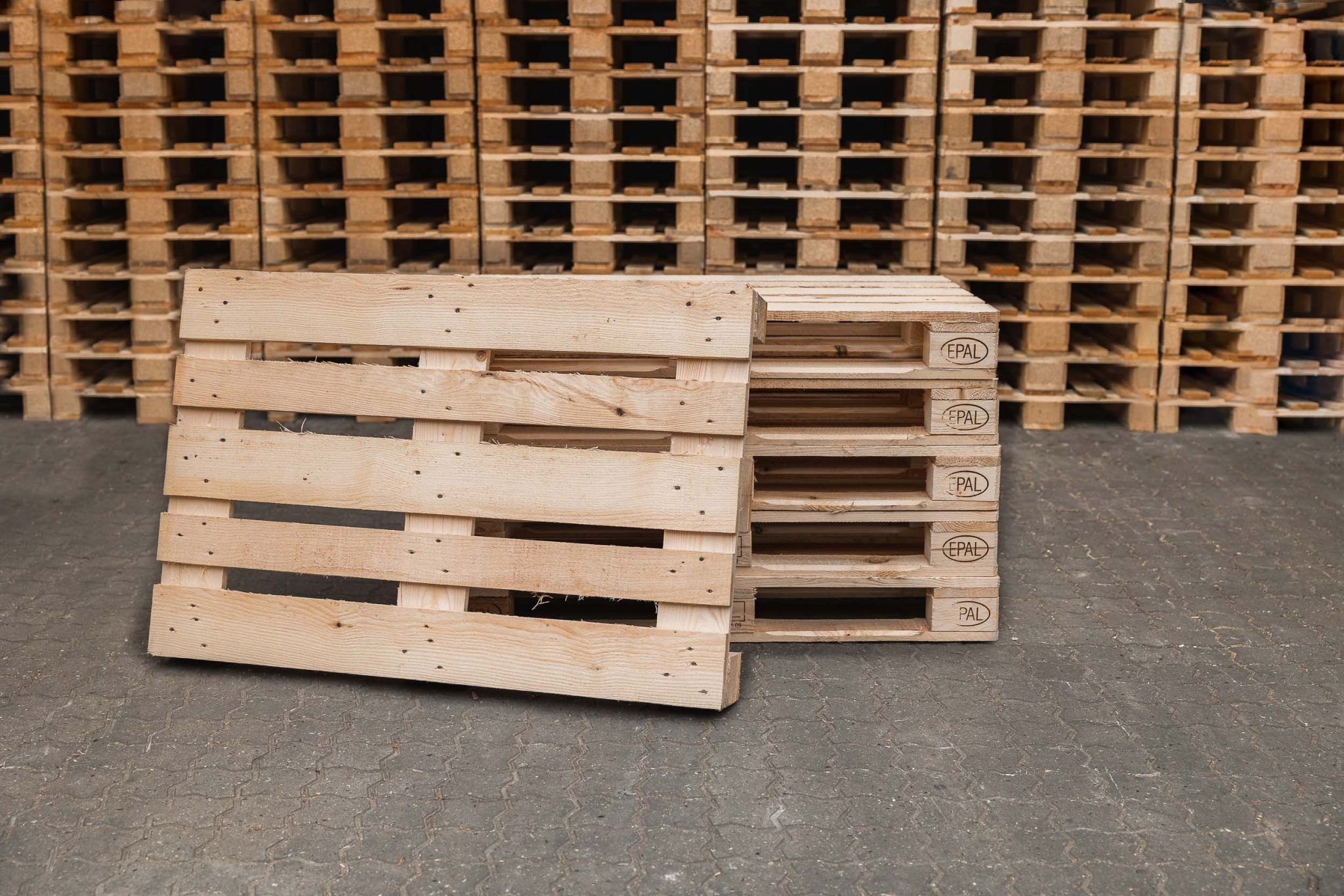 Vi køber og sælger paller til gode priser - Pallekoncept